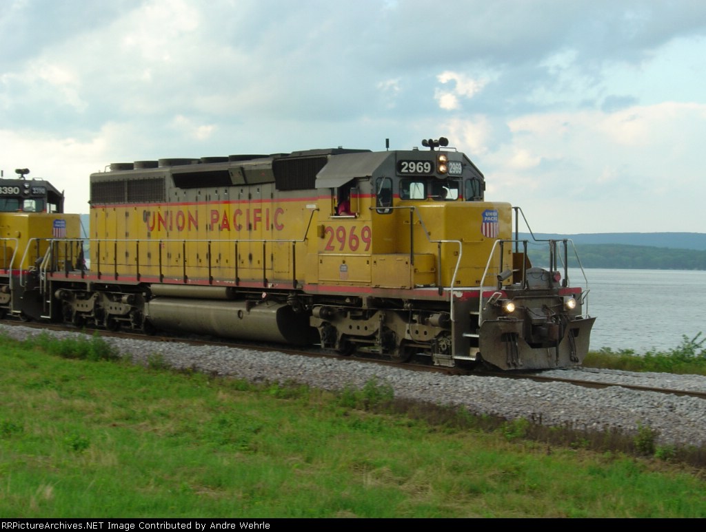 UP 2969 hugs the Wisconsin River